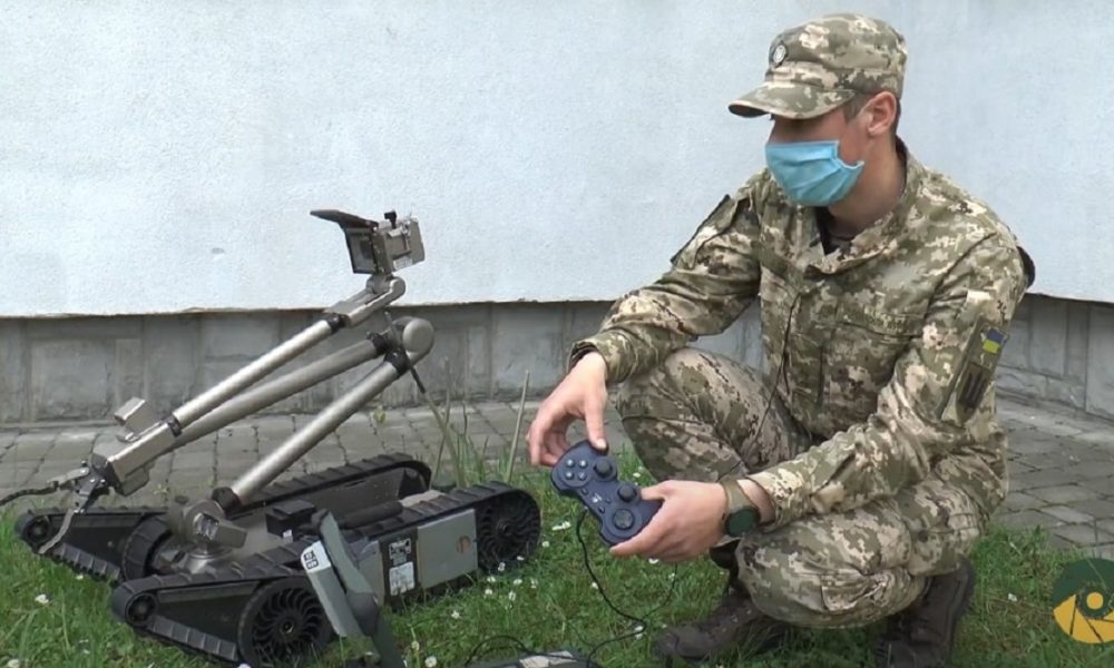 Українські курсанти використовують військовий робот iRobot 510 PackBot ...